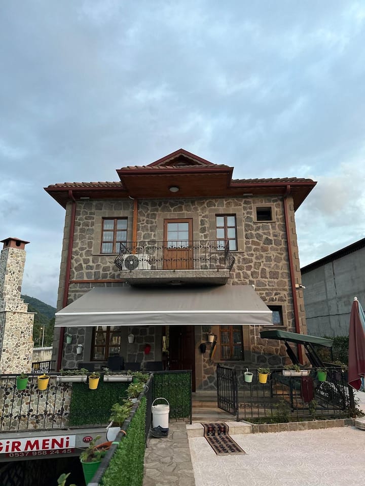 Bahçeli Taş Villa - Трабзон