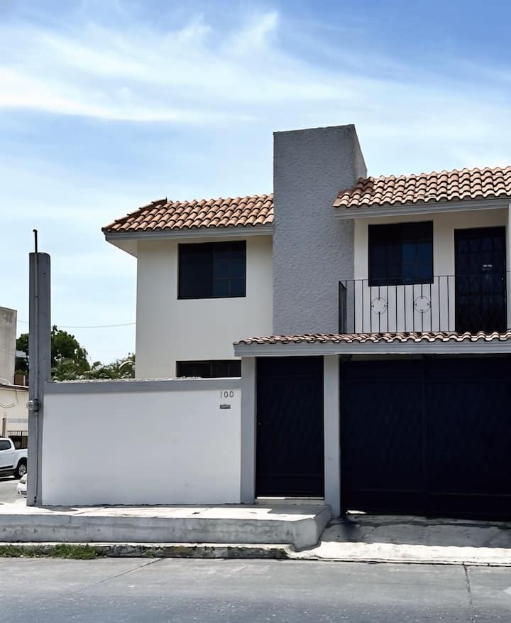 New! Central/beach House + Wifi | Sleeps 10 - 탐피코