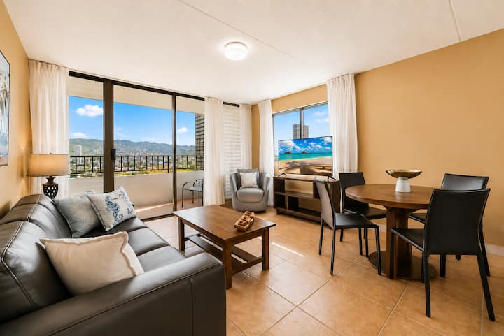 Ao + Parking + Views + Pool + Spacious + Balcony - Honolulu, HI