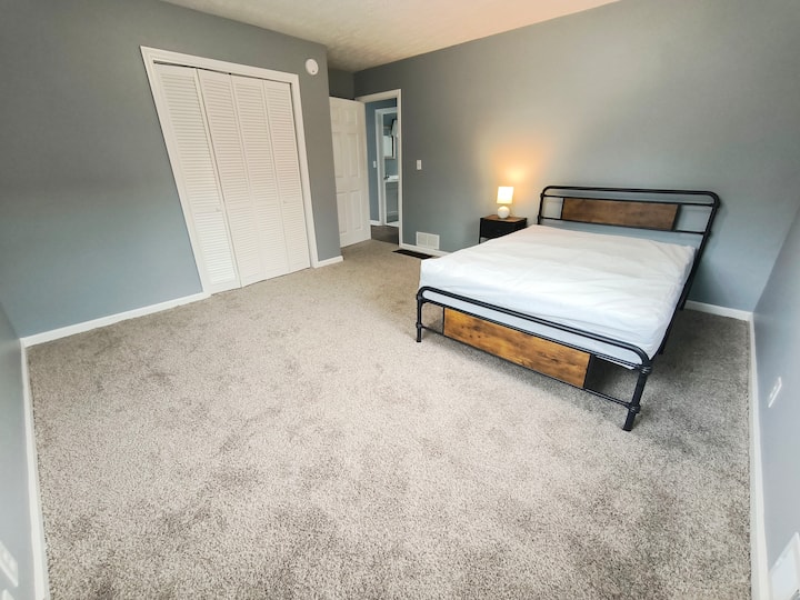 Cozy Quiet Room With Desk - Lexington, KY