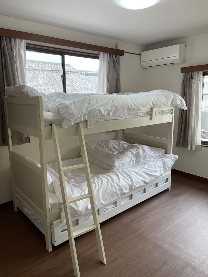 2段ベッドのお部屋
エキストラベッドが有って1名のお子様連れも可能 - Nara