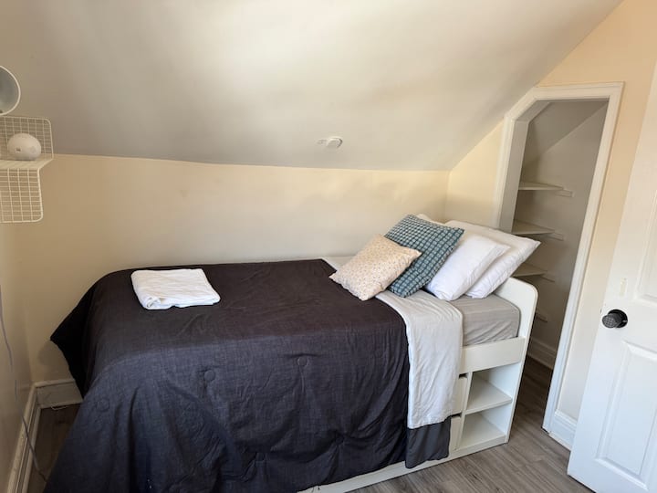 Peaceful Twin Bed & Office Space - Ottawa