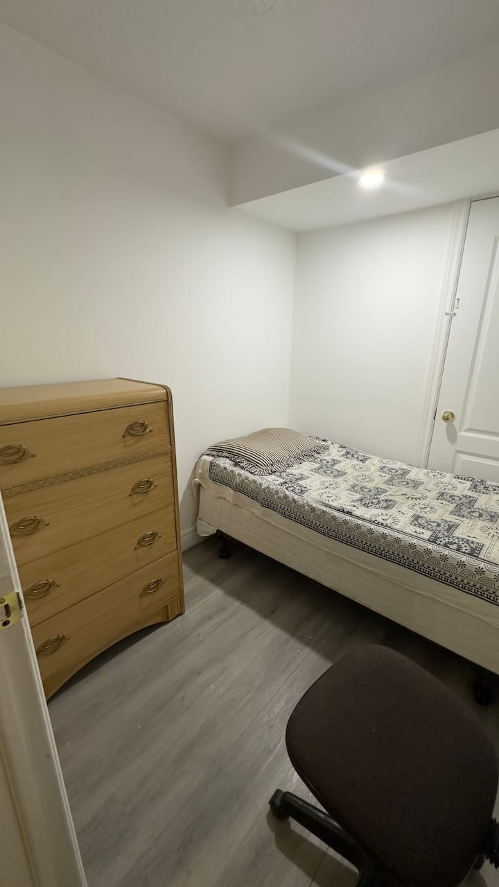 Cozy Room And Easy Access Amenit - Oshawa