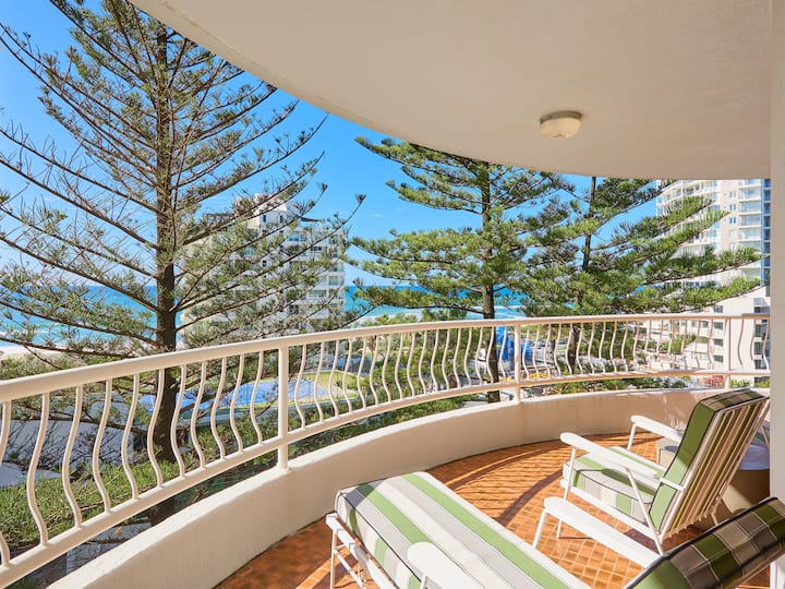 Stylish Luxury: Mid-century Modern Apartment. - Broadbeach