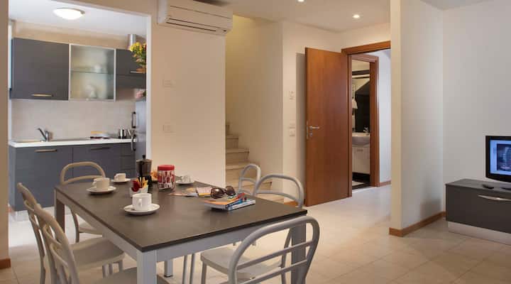 "Marco Polo" Close To Biennale A 50 Metri S.marco. - Venecia