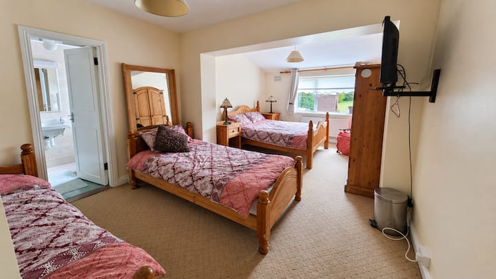 The Railway Lodge - 4 Bedrooms, Sleeps 11, Pets Ok - Athlone