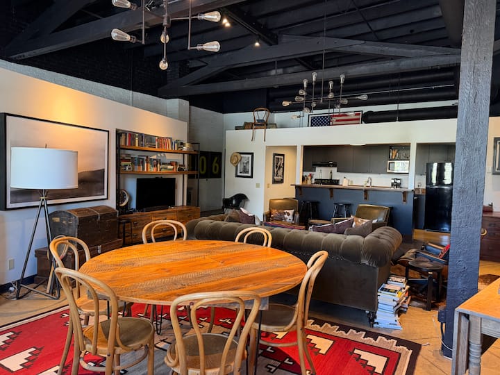 Downtown Billings Loft Designer & Walkable - 比靈斯