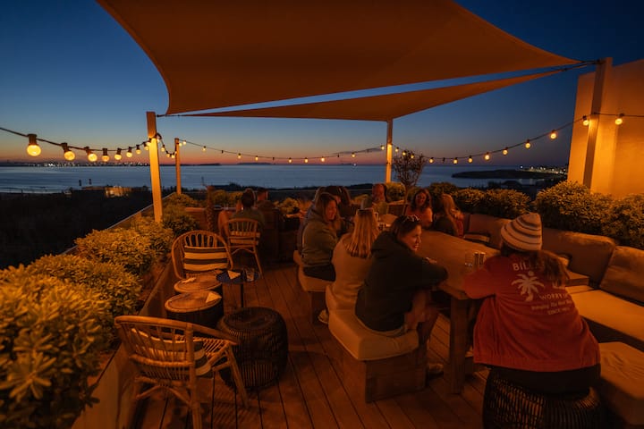 All-female Shared 4-bed + Balcony + Side Sea View - Peniche