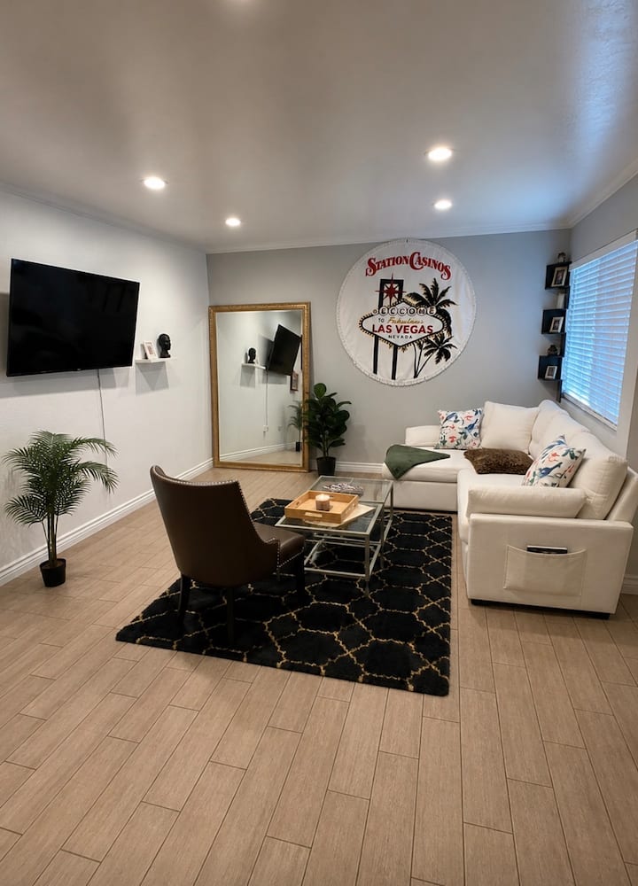 Stylish 2br 5 Min To Strip Free Parking + Pool - Las Vegas