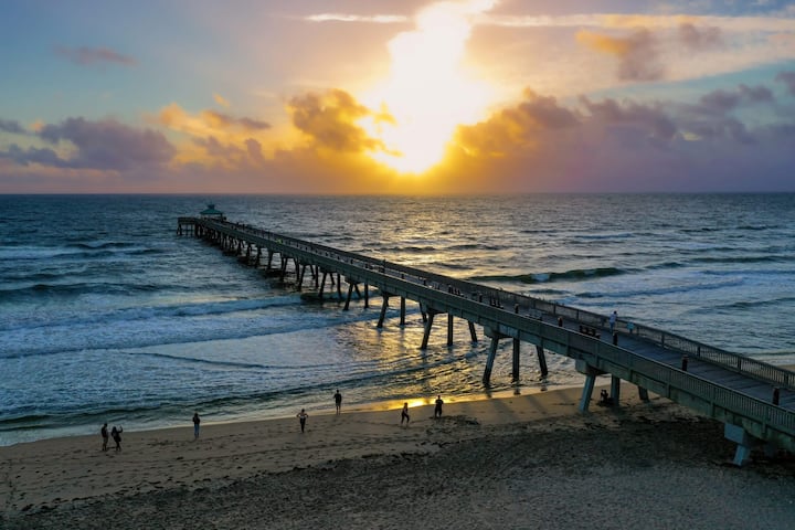 Coastal Gem W/ Screened Porch • Walk To Beach/pier - Deerfield Beach, FL