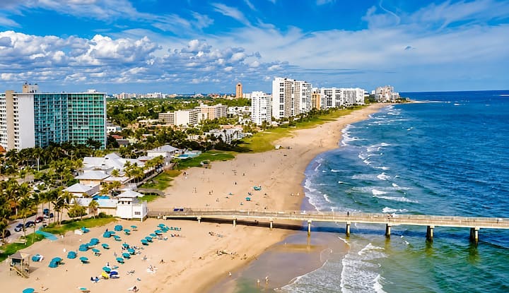 Coastal Gem W/ Screened Porch • Walk To Beach/pier - Deerfield Beach, FL