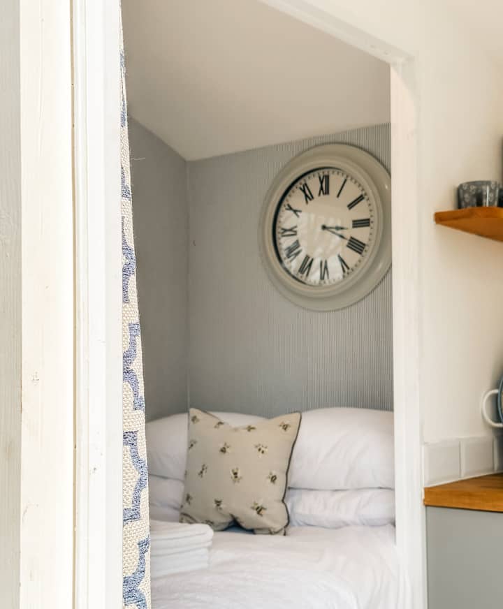 Remote Elegant Hut (Fern Bell) - Kent