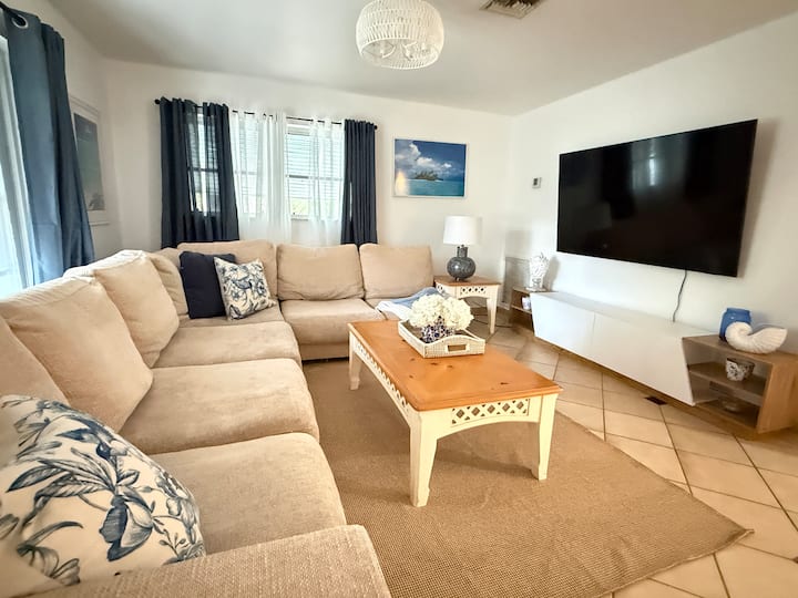 Family Beach House — Steps To Sand, Pier & Dining - 보카러톤