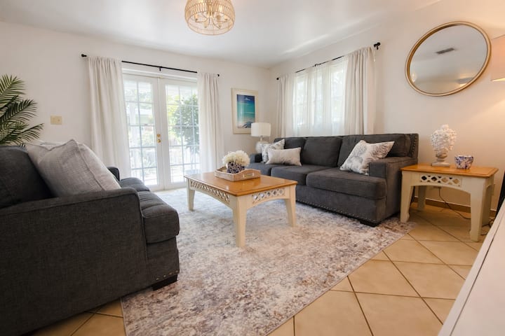 Steps To Beach & Pier • Sleeps 8 • Family-friendly - Deerfield Beach, FL