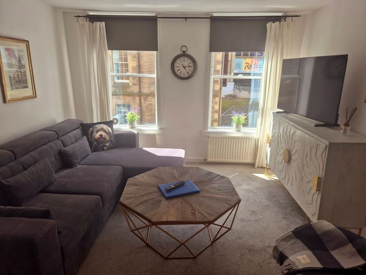 Old Town - Royal Mile Neighbour 2-bed, 2 Bath Apt - Edinburgh