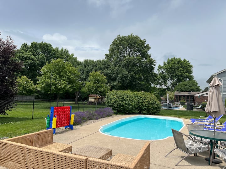 Pool*kingbed*gasfirepit*wafflebar*s’moresbar&more! - Indianapolis, IN