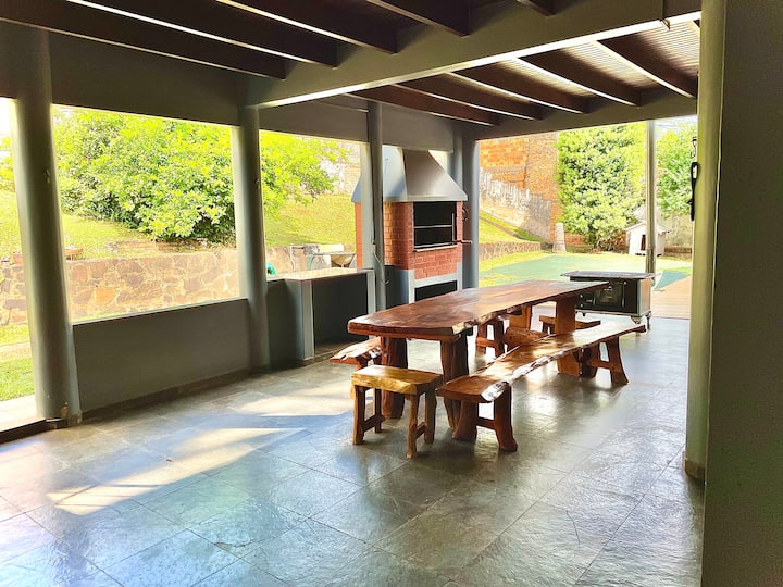 Amplia Casa En 1800mt2 Con Quincho Y Areas Verdes - Paraguay