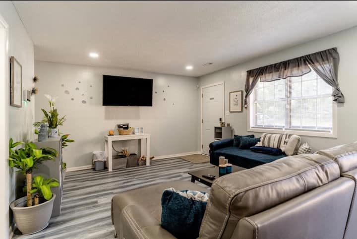 A Nice Quiet Two Bedroom Near Stone Mountain Park - Stone Mountain, GA