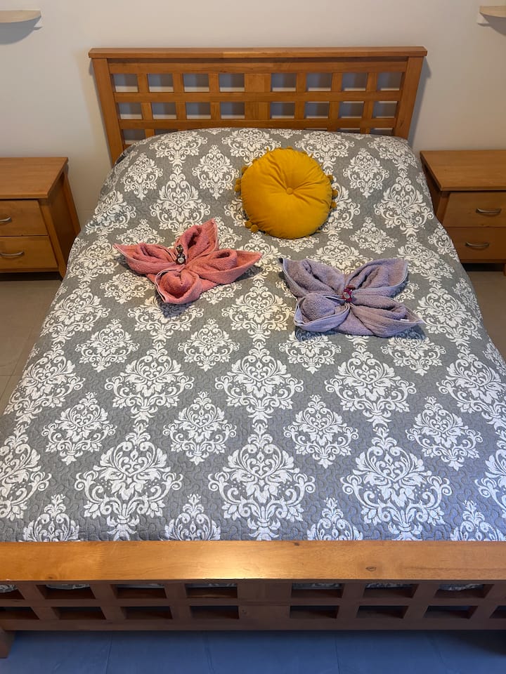 Relaxed Seaside Cottage Near Seafront Sleeps 5-6 - 파포스