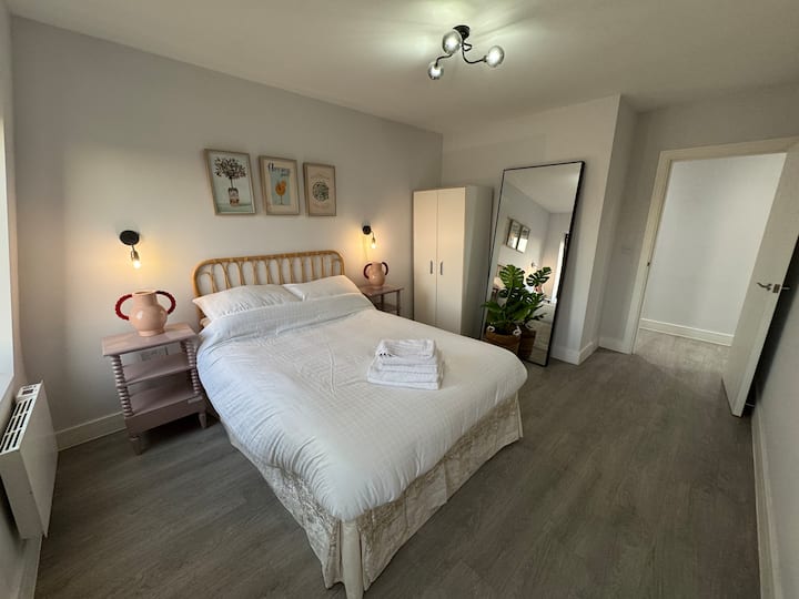 Vibrant & Stylish Flat In Slough - Slough