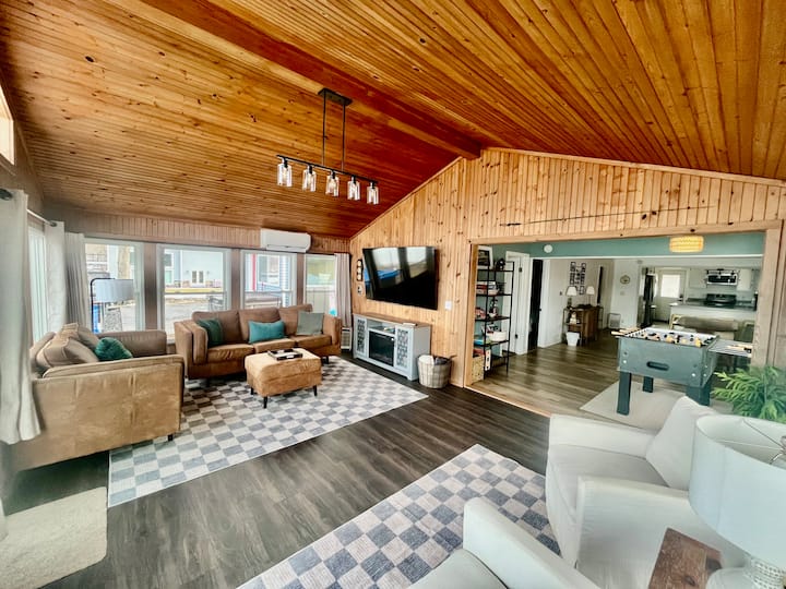 Lakefront Cottage-kayaks, Hot Tub, Firepit & Dock - Hastings, MI