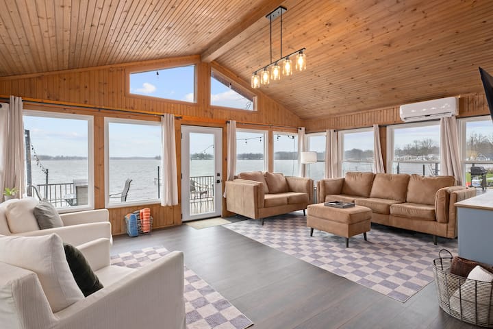 Lakefront Cottage-kayaks, Hot Tub, Firepit & Dock - Lake Odessa, MI