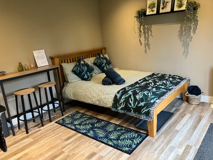 Cosy Lakeside Cabin In Sevington - Cotswolds