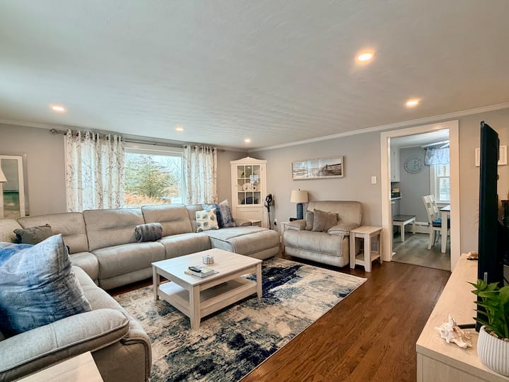 By Rte 28 | Dog-friendly | Fenced Yard | Sleeps 10 - Cape Cod Inflatable Park, West Yarmouth