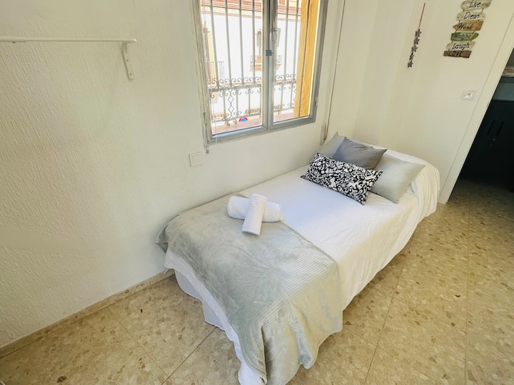 Habitación Individual Luminosa Con Llave Y Balcón. - Sevilla, España