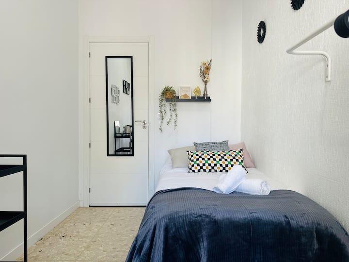 Habitación Coqueta Individual Con Llave Y Balcón. - Seville