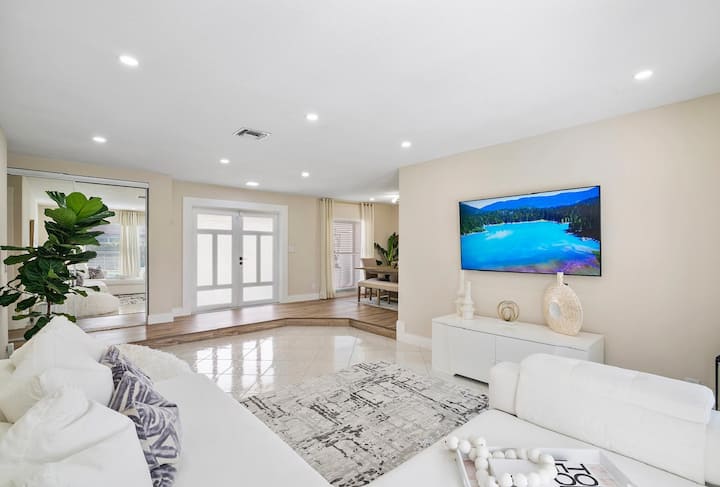 Entire Pool Home /Free Parking/mins To Beaches - Coral Springs, FL