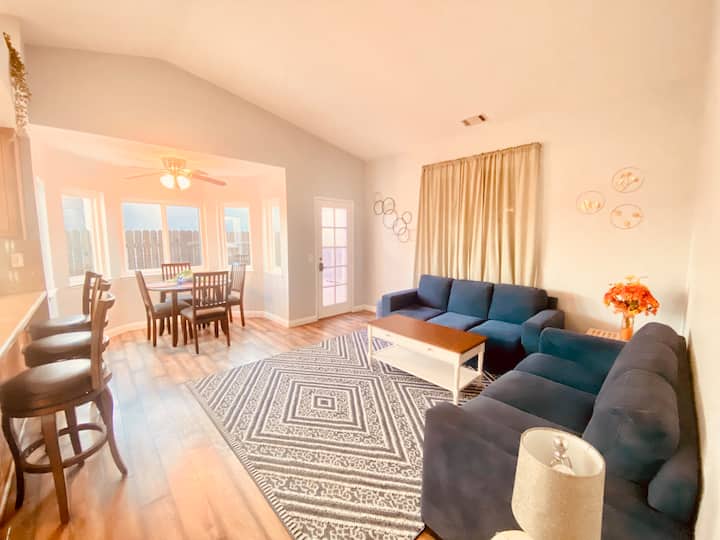 Cozy 3 Bedrooms Home Pool & Spa - Moreno Valley, CA