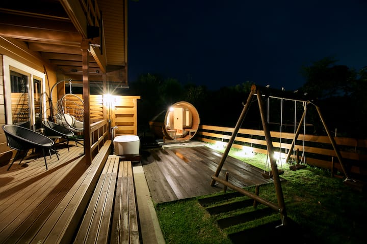 ログハウスで【サウナ・Bbq】　『ニジゲンノモリ』徒歩5分・橋と観覧車＆神戸の夜景を望む癒しの空間 - Awaji