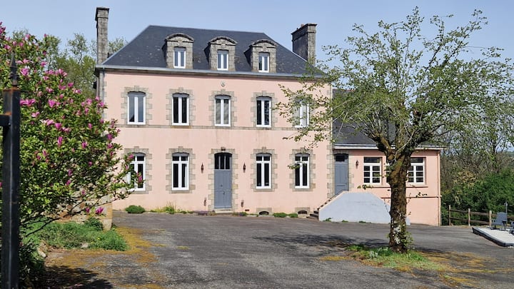 House - Sleeps 10 - Garden - Pets Ok - Games Room - Rostrenen