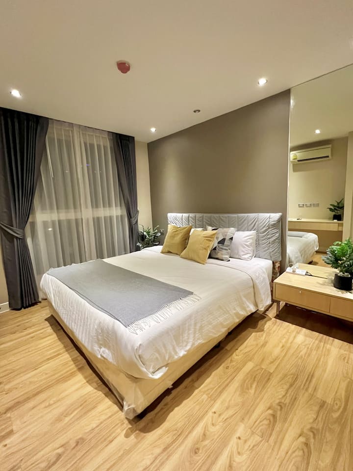 Apartment With Pool View And Balcony - Pattaya City