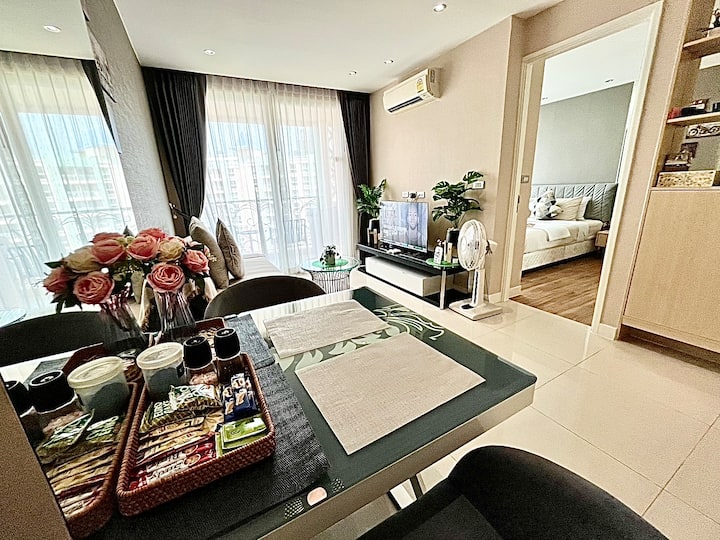 Apartment With Pool View And Balcony - Pattaya City