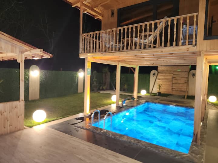 Göl Manzaralı Büyük Bahçeli - Turkey