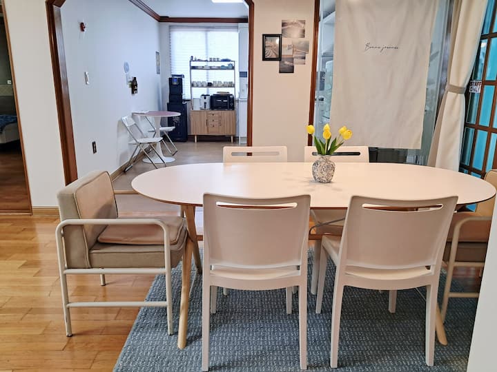 [크리스마스특가] 동대구역10분.35평2층8인.교통편리.조용한숙소  가족.단체추천#청결보장 - Daegu