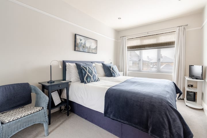 King Bedroom + A Little More In Shrewsbury. - Shrewsbury