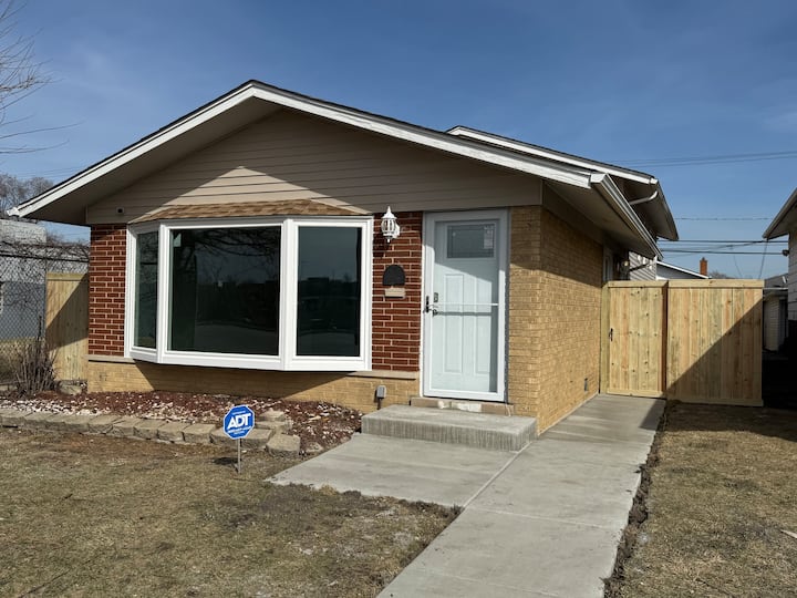 Lovely Split-level Home - Tinley Park, IL