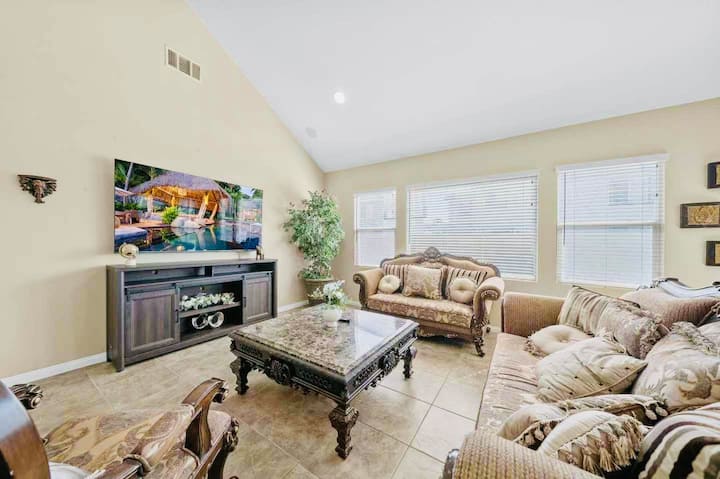 6bd/8beds/spacious And Comfortable - Corona, CA