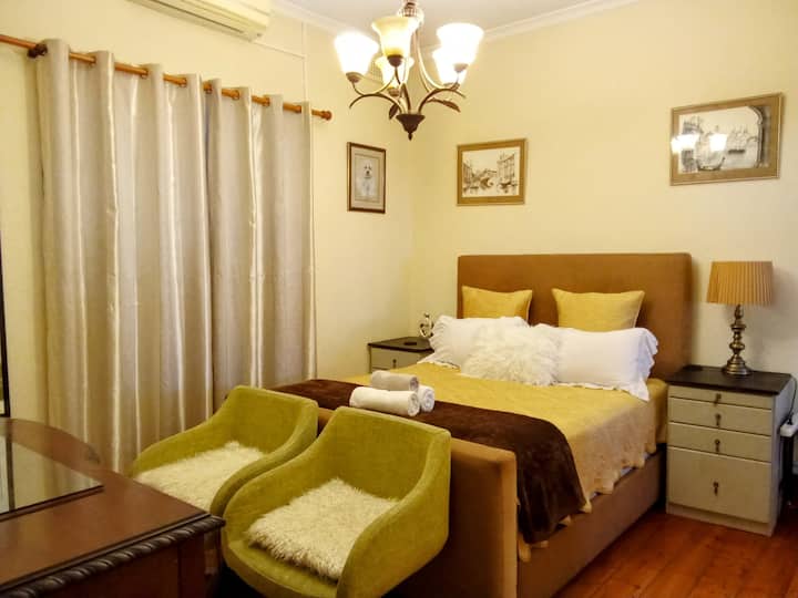 Queen Bed, Netflix, Wi-fi, Pool, Aircon, Parking - Durban