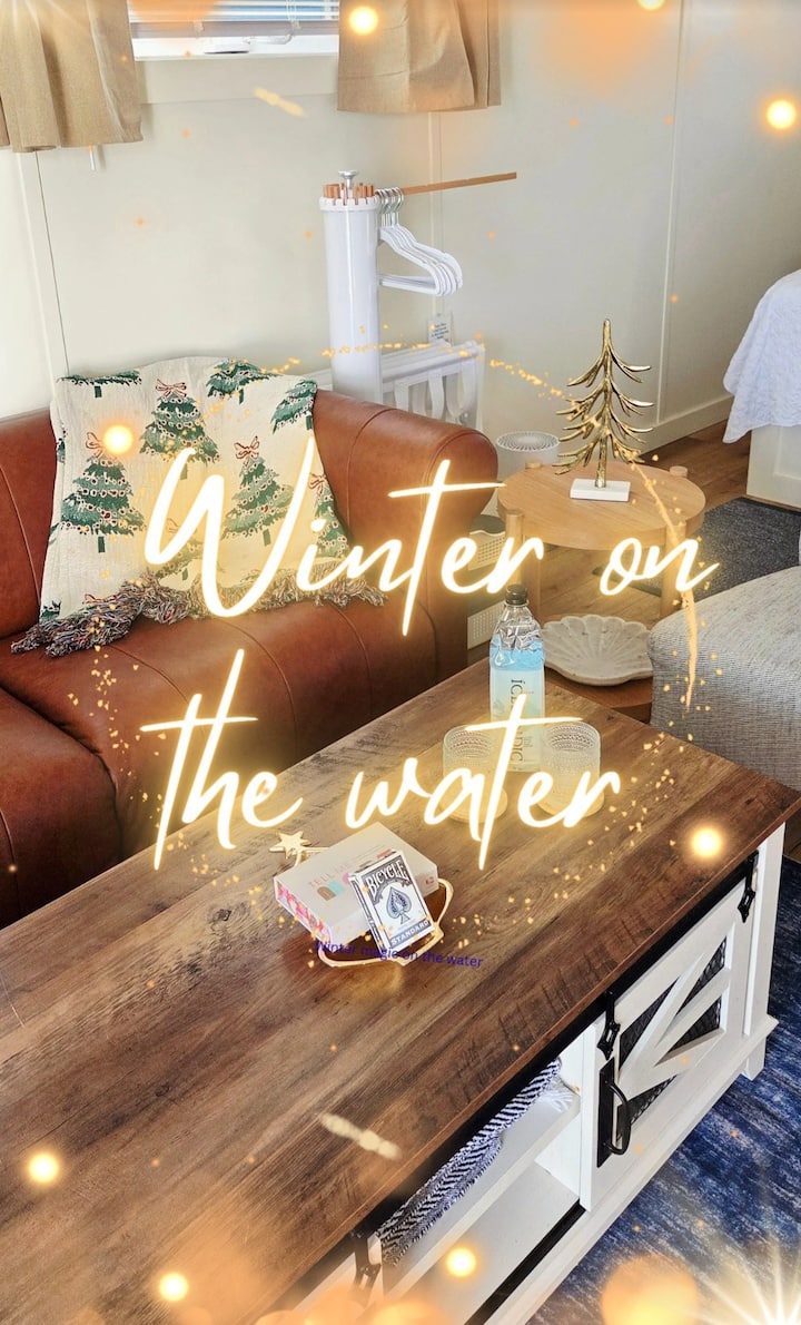 Blue Haven Houseboat - Massachusetts