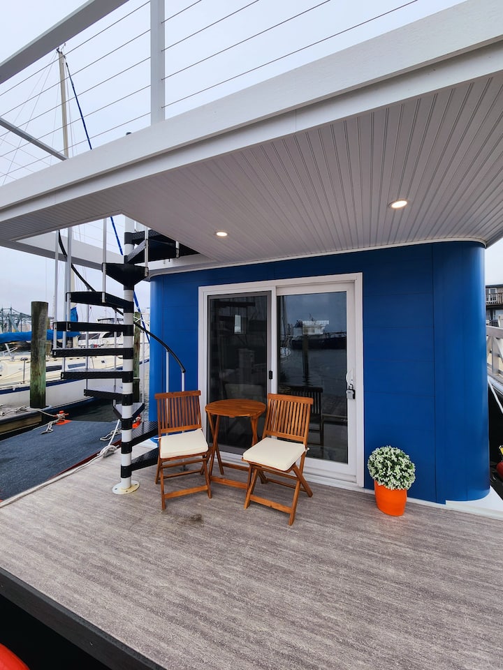 Blue Haven Houseboat - Massachusetts