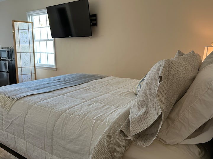 Bright, Spacious Guest Suite - Burbank, CA