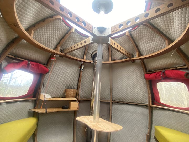 Lugnt Häng Mellan Trädkronorna I Mysig Trädboll. - Hallsberg