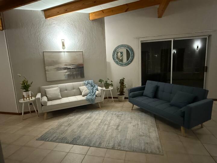 Full Guesthouse: King Ensuite, Queen & Twin Rooms - Pretoria