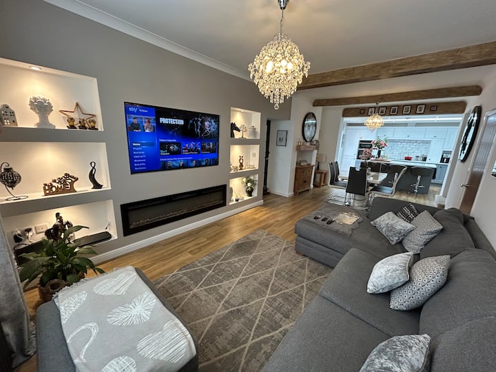 2 Bedroom, Hot Tub, Sleeps 6 - Abergele