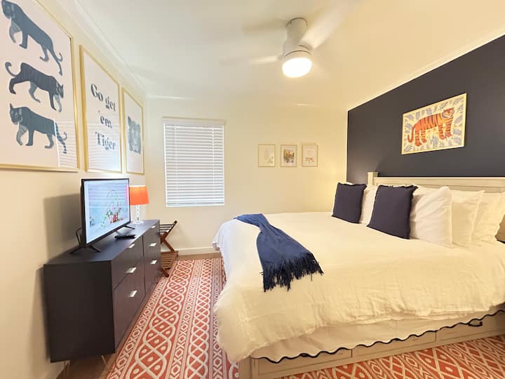 1/1 + Sleeper Sofa | Free Parking | Steps To Au - Auburn, AL