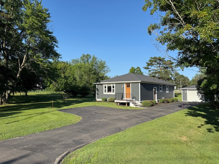 Little Blue House On The Corner - 5bedroom/2bath - Hamburg, NY